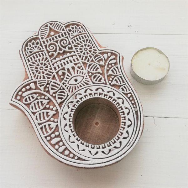 おしゃれな木製フォルダー付きキャンドルです。インド伝統のブロックプリントの木版のデザインを使用していて、一つ一つハンドメイドで作られています。ティーライトキャンドルを入れて使用します。手彫りならではの一点物の風合いが楽しめるキャンドル＆キャ...