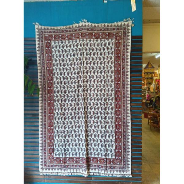 イスファハンの職人が木版を使ってひとつひとつ丁寧に染め上げた「ペルシャ更紗」のマルチカバー。繊細な模様が特徴的なイランの伝統工芸品です。細かな模様が彫られた木版を繰り返し押して布を染め、時間をかけてひとつひとつ手作業で作られています。生地は...