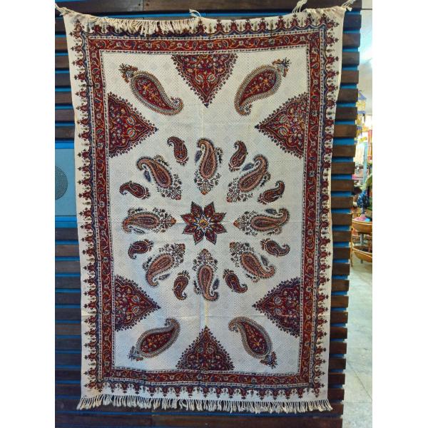 イスファハンの職人が木版を使ってひとつひとつ丁寧に染め上げた「ペルシャ更紗」のテーブルクロス。繊細な模様が特徴的なイランの伝統工芸品です。細かな模様が彫られた木版を繰り返し押して布を染め、時間をかけてひとつひとつ手作業で作られています。生地...