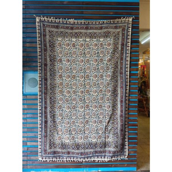 イスファハンの職人が木製のスタンプを使ってひとつひとつ丁寧に染め上げた「ペルシャ更紗」のマルチカバー。繊細な模様が特徴的なイランの伝統工芸品です。ベッドカバーほどの大きさともなると、一枚の布に押す版の数は500以上！機械で何千メートルも一度...