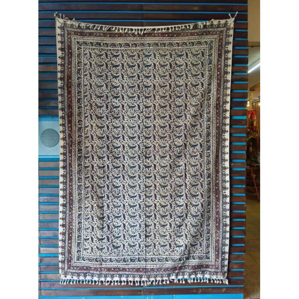 イスファハンの職人が木製のスタンプを使ってひとつひとつ丁寧に染め上げた「ペルシャ更紗」のマルチカバー。繊細な模様が特徴的なイランの伝統工芸品です。機械でプリントされる布とは違う、職人技の手仕事をお楽しみいただけます。細かな模様が彫られた木版...