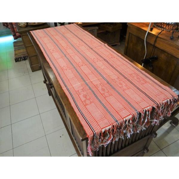 インドネシア、スンバ島で作られた絣布（イカット、ikat）です。元々は男性用の腰布または肩掛け布として使われていましたが、イカットの持つデザイン性から、インテリアタペストリーとして親しまれています。織る前の糸の段階で染色し、手作業で丁寧に織...