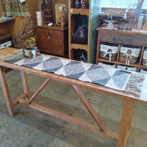 ジュートとヘンプを組み合わせた、ナチュラルな素材感が魅力のプレイスマット。手織りならではのざっくりとした風合いと、あたたかみのある表情が楽しめます。通気性に優れているため、夏は涼しげな印象に。実は保温性にも優れているので、季節を問わず一年中...