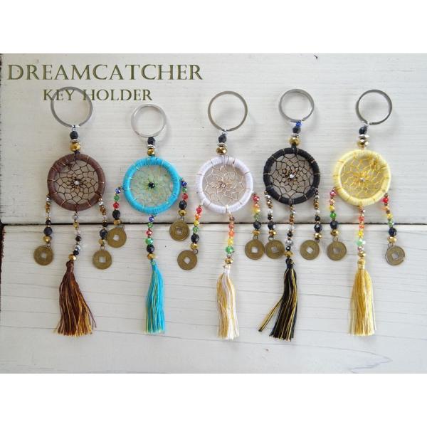 ドリームキャッチャーのキーホルダーです。悪夢は網目でさえぎられ、良い夢だけが入るいう魔除けのお守りのドリームキャッチャーキーホルダーです。また羽根の代わりに、中国古銭（十帝古銭）をモチーフとしたコインになっています。風水的にとくに縁起が良い...
