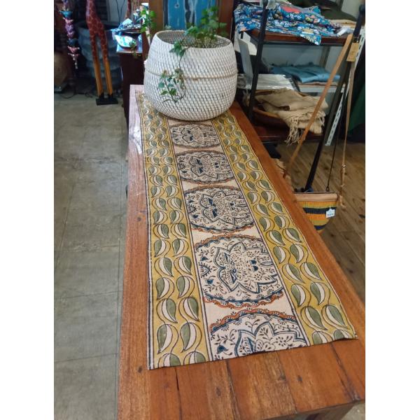 【手仕事の温もりを食卓に】草木染めのブロックプリントテーブルランナーこのテーブルランナーは、職人の手仕事によって丁寧に作られた特別な一枚です。食卓を彩るだけでなく、手作りの温かみと草木染めならではの優しい風合いが、空間全体に穏やかな雰囲気を...