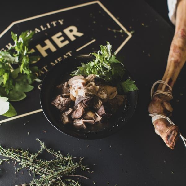 『 ヤギ汁 』の特徴生後１歳から４歳までの「凄く旨味の乗った元気な山羊肉」をじっくり煮込んでおり、とても美味しく仕上げた山羊汁です。また、とても丁寧に処理された内臓の各部位も山羊汁と一緒に美味しくいただけます。山羊汁用の山羊は、飼育方法にも...