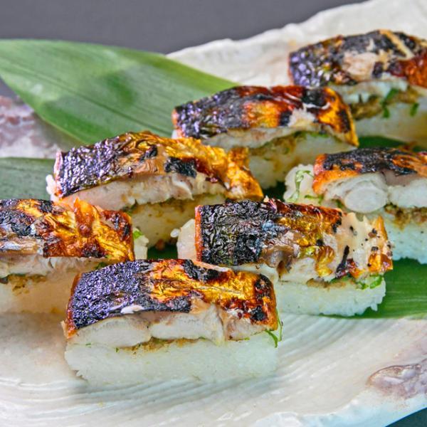 山椒がピリッときいた大人の味。脂ののった焼き鯖と福井産米の酢飯のコラボ！