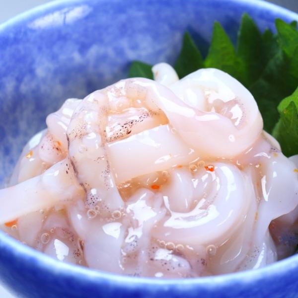 水揚げされた新鮮なイカの身と内臓を新鮮な内に詰め込みました。