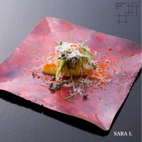 銅が溶ける寸前まで熱し急冷することで生まれる緋銅色。一枚一枚の表情が大きく異なります。※銅板が溶ける直前まで熱して出す色のため掲載写真と表情が異なる場合がございますが予めご了承ください。※表面を傷つける可能性がございますのでフォーク、ナイフ...