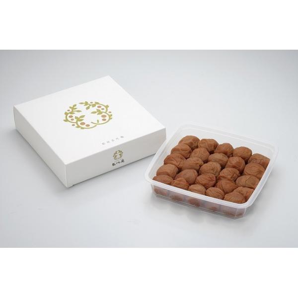 独自の二度漬けで長期間熟成した梅干。単純な甘さではない、旨味を含んだまろやかな甘味で、梅干し本来の塩味・酸味とのバランスがとれた五代庵の自信作です。対応手提げ袋 / NO2 ※手提げ袋は有料となっております。ご入用の場合は下記リンクよりご注...