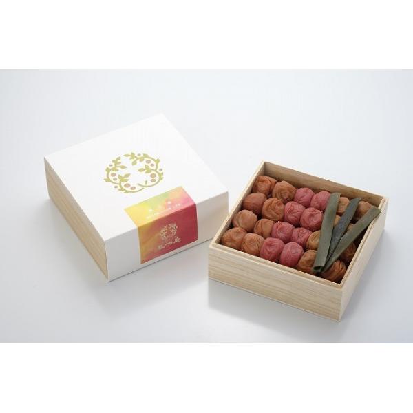 紀州五代梅、しそ漬、こんぶ梅。五代庵の定番梅干３種を木箱へ詰め合わせています。紀州南高梅の３つの華が美味しく咲きました。対応手提げ袋 / NO 2 ※手提げ袋は有料となっております。ご入用の場合は下記リンクよりご注文下さい。