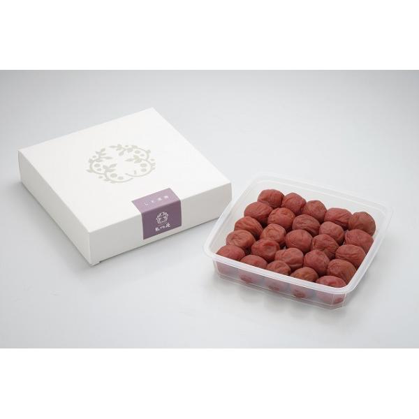 梅干と言うと、やはりしそ漬の赤が食卓でのイメージ。五代庵のしそ漬は、適度な塩味と酸味が紫蘇の香りで爽やかな一品。贅沢に紀州南高梅を使ったしそ漬は、毎日の食卓を少し豊かにしてくれます。対応手提げ袋 / NO 2 ※手提げ袋は有料となっておりま...