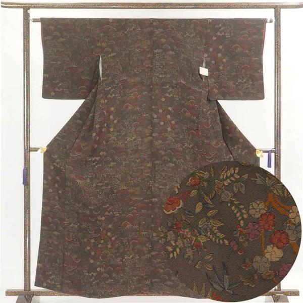 正絹のちりめん地の袷小紋着物です。しぼの大きめのちりめん地をこげ茶と花柄で染めたものでカジュアル用途にお召しいただけます。身長156cm-166cm程度、標準体型の方にお勧めサイズです。広衿仕立て。裄の縫い代は4cm程度ありそうです。しつけ...