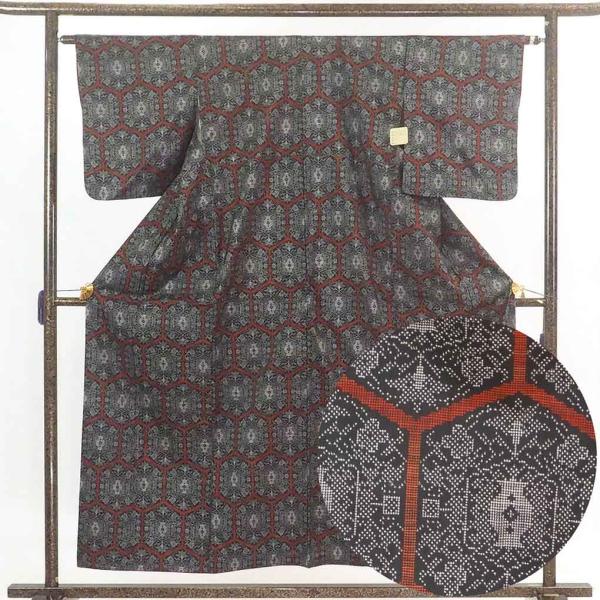 正絹の袷大島紬です。黒地に白絣の亀甲の連続模様でカジュアル用途にお召しいただけます。身長151cm-161cm程度、標準体型の方にお勧めサイズです。広衿仕立て。裄の縫い代は3cm程度ありそうです。しつけ糸はついておりませんが、概ね綺麗な状態...