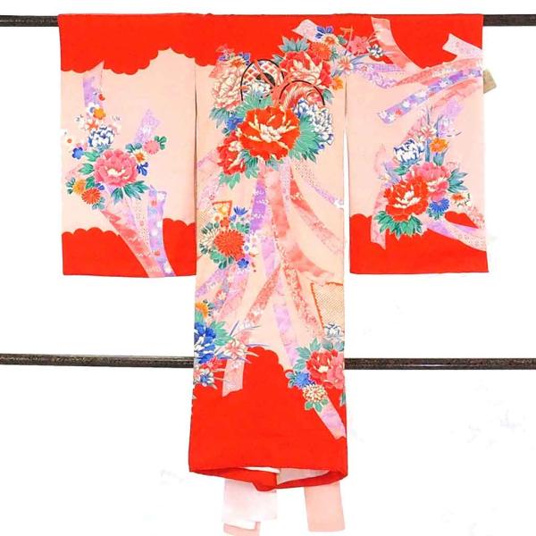 正絹のお宮参り用女児一つ身着物と長襦袢のセットです（長襦袢は合繊）。ピンクと朱赤に花柄でお宮参りはもちろん三歳の七五三にもお使いいただけます。やや古さを感じるもので右前袖に黒い汚れ（写真5）、長襦袢に変色がございます。【状　態】ランクB【性...