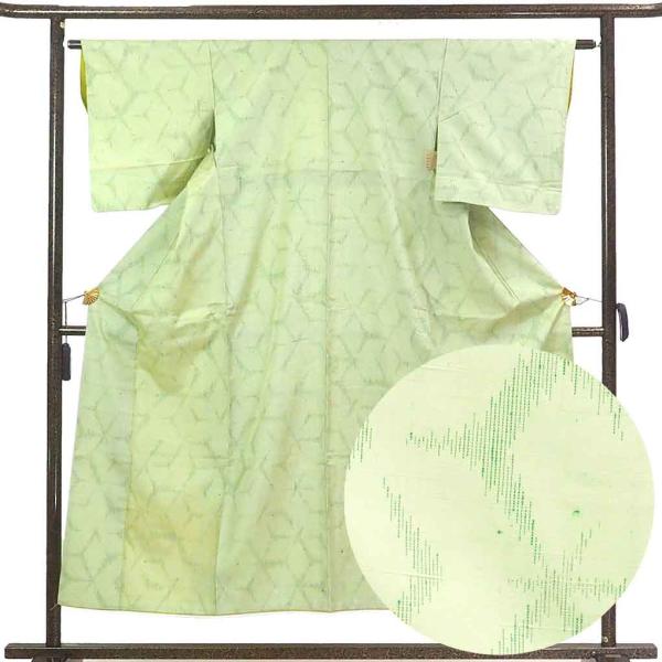 正絹の袷紬着物です。薄グリーン地に連続模様でカジュアル用途にお召し頂けます。身長146cm-156cm程度、標準体型からややふくよかな方にお勧めサイズです。広衿仕立て。裄の縫い代は5.5cm程度ありそうです。袖にしつけ糸が残っている未着用品...