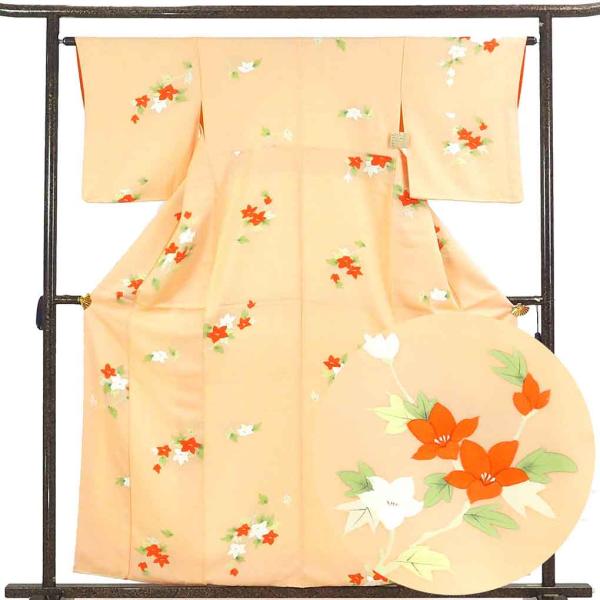 正絹のちりめん地の袷小紋着物です。ややピンクかかったオレンジ地に花柄でカジュアル用途にお召しいただけます。身長155cm-165cm程度、やや細身から標準体型の方にお勧めサイズです。広衿仕立て。裄の縫い代は5cm程度ありそうです。概ね綺麗な...