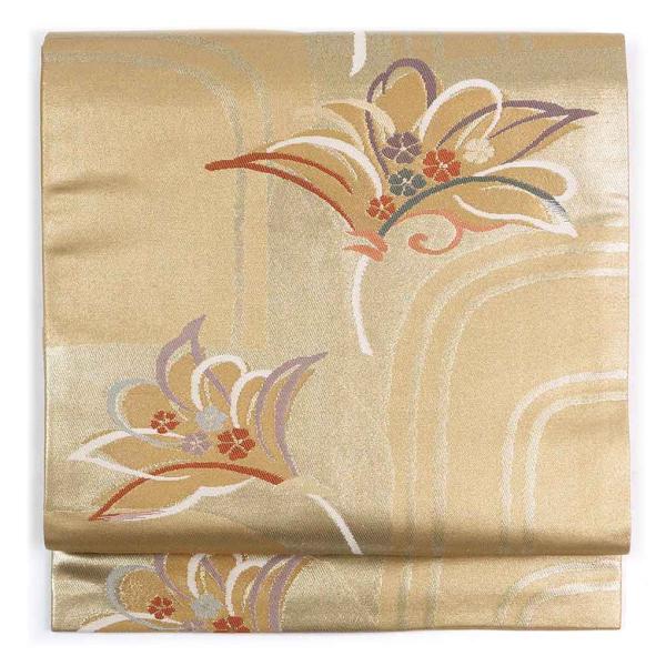 正絹の九寸名古屋帯です。薄茶色地に金糸の花柄で紬や小紋などカジュアル用途から色無地や付下などセミフォーマルまで合わせてお使いいただけます。しつけ糸はございませんが、概ね綺麗な状態で特に気になるシミ等は見当たりません。【サイズ】幅31cm 長...