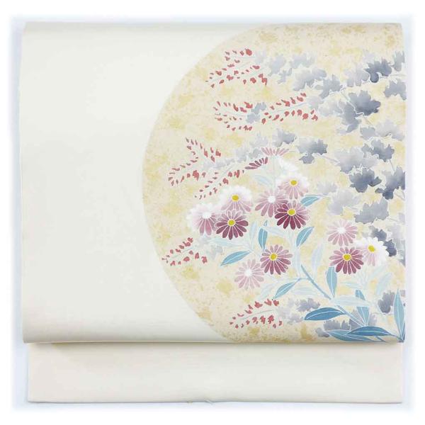 正絹の九寸名古屋帯です。生成色の塩瀬の生地に花柄で紬や小紋などカジュアル用途の着物に合わせてお使いいただけます。しつけ糸はございませんが、概ね綺麗な状態で特に気になるシミ等は見当たりません。【モデル画像について】モデル着用写真は生成AIによ...