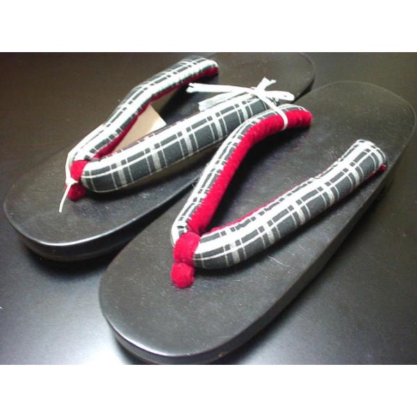 Mサイズ婦人用下駄です（適応サイズ21.5cm-24cm）。弊店で扱っている商品はすべて一点もののため、在庫切れの商品の再入荷はございません。気に入った商品がございましたらお早めにご注文くださいませ。この他の浴衣用の下駄はこちら→婦人物浴衣...