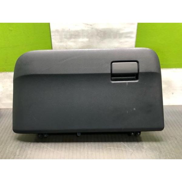 **** 商品説明を必ずご確認ください ****部品管理番号：000005265170210メーカー純正品番：55550-52340部品名：グローブBOX部品区分：リサイクル品車名：アクア車両タイプ名：5ドアハッチバック通称型式：NHP10...