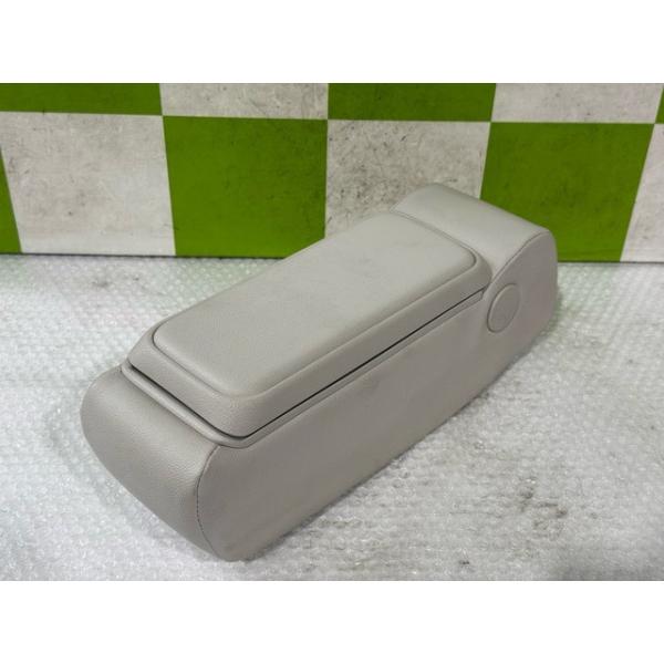 **** 商品説明を必ずご確認ください ****部品管理番号：000005457870460部品名：アームレスト部品区分：リサイクル品車名：キャスト車両タイプ名：5ドアハッチバック通称型式：LA250SGBVZ認定型式：DBA-LA250S...