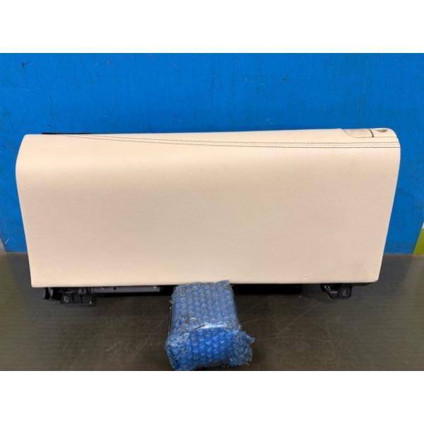 **** 商品説明を必ずご確認ください ****部品管理番号：000005460670210部品名：グローブBOX部品区分：リサイクル品車名：レクサス LS車両タイプ名：4ドアセダン通称型式：UVF45AEXQHL認定型式：DAA-UVF4...