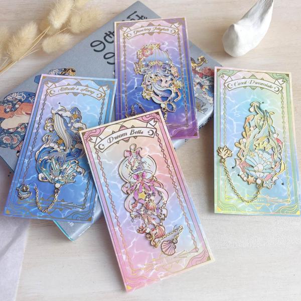 【商品説明】切り絵のように繊細なデザインの金縁ブックマークです。メインの大きなチャームからチェーンが伸びていてその先に小さなチャームが付いています。精密なデザインとファンタジックな絵柄が、本を開くたびにわくわくした気持ちにさせてくれます。本...