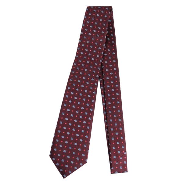 シンプルな飽きのこない定番人気のGG柄とスターの組み合わせが印象的なグッチのネクタイです。小剣側にはグッチのアーカイブコードのひとつであるビー(蜂)とロゴ入りです。スーツスタイルをワンランク上へと導いてくれるアイテムです。ブランド GUCC...