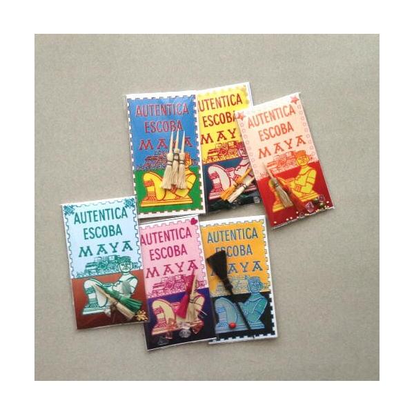 マヤのホウキで、なくした物に「お帰りなさーい」失った恋やお金、失敗を取り戻す魔法のホウキです。白いホウキで自分の体にそって、上から下に悪いことを掃き落とします。青緑のホウキで、下から上に再生運を掃き込みます。お願いが終わったら金の四つ葉やピ...