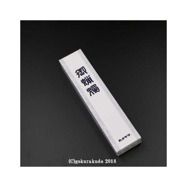 *2018/9　箱の意匠が従来の紺色の箱から写真の箱に変わりました。高品質と定評のあるカメヤマ蝋燭です。一箱に750gで2本入りです。1本当たりの燃焼時間は40時間となっています。蝋燭本体の実寸は、長さ約37．5cm　太さ約38mmです。サ...