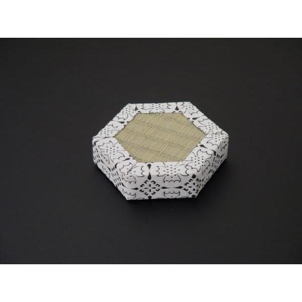 御詠歌で鉦吾を用いる場合に下に敷く畳です。外径7cm程度の鉦吾に適します。辺から辺までの約長さ9cm。厚み約2．5cm