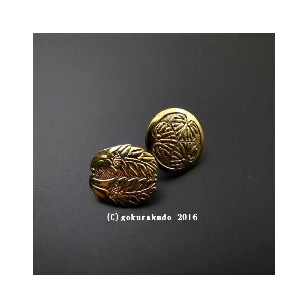 紋のみの価格で房は別売りです。いすれの紋もメッキ仕上げです。サイズは写真の表示を御参照ください。 浄土宗向け、御詠歌持鈴の房を取り付ける場合、この部品を使うと簡単に取り付けできます。他社製持鈴の場合は差し込み穴が合わない可能性があるのでご注...