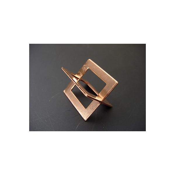 花立や水盤の水が腐りにくいようにさせる商品です。ステンレス製の花立や陶器製の花立にご使用ください。通常の仏具用の金属製花立には使用しないでください。花立自体を傷める場合があります。1パック3個いり。長さ約30mmメール便発送できません。