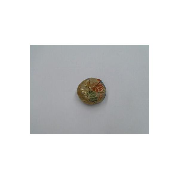 直径約5.3cm。厚さ約1.9cm。非常に小さいのでご注意ください。超小型の印金用の布団などに用います。（印金の軸の穴はあいていません。）手作りのため綺麗な円形ではなく、多少でこぼこがありますのでよろしくお願いいたします。＊仏具以外へのご利...