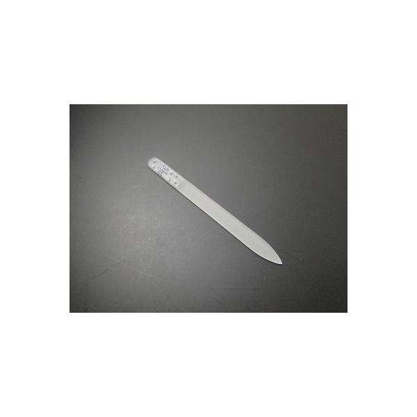 柄の部分にスワロフスキーの意匠が施された、おしゃれなガラス製の爪ヤスリです。差し込みタイプの携帯用サック付き。柄の部分の意匠に　雪、月、リーフ（葉）、小桜、菊、ハートマーク　の６種類がありますのでご注意ください。（商品名の末尾に表示）スワロ...