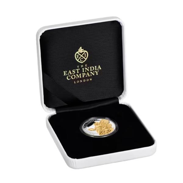 商品名 : 2021年 (新品) セントヘレナ「女王の美徳・真実」純銀 1オンス 金メッキ プルーフ 銀貨品位    : 99.9％の純銀重量    : 1オンス (31.1グラム)状態    : 未使用品・新品直径    : 750枚 サ...