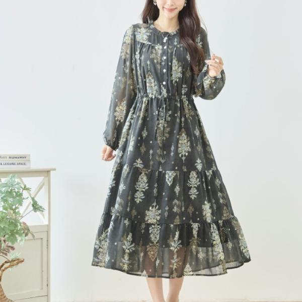 クラシカルなフラワープリントをシアー素材に落とし込んだ、軽やかなロングワンピース。ティアード切替が自然な広がりを生み、フェミニンで優しいシルエットに仕上げました。首元と袖口のギャザーデザインが、さりげない華やかさを演出。ウエストリボンでシル...