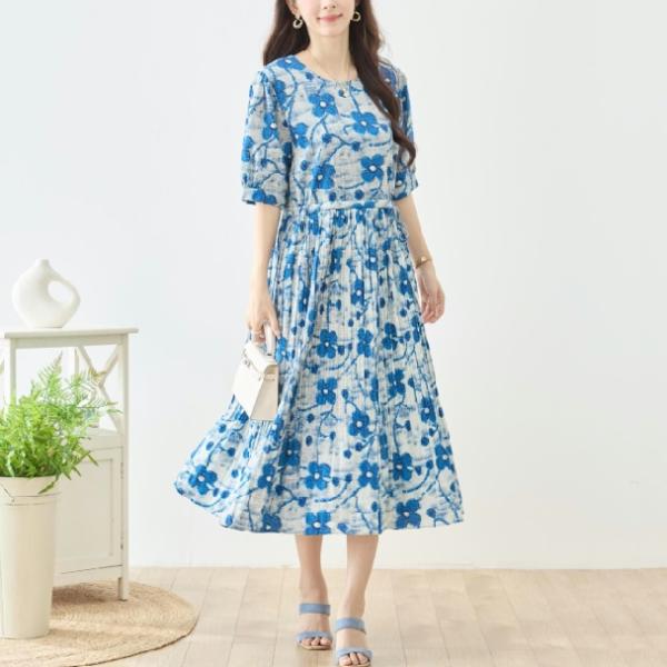 爽やかなブルーフローラル柄が目を惹く、上品で華やかなAラインワンピース。ふんわり広がるシルエットと、軽やかなプリーツデザインが女性らしさを引き立てます。優しい色合いの花柄が涼しげな印象を演出し、春夏のお出かけスタイルを華やかに彩る一枚。ウエ...