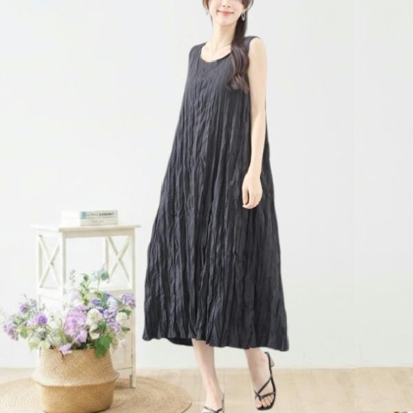 軽やかなワッシャー加工が魅力の、上品なノースリーブマキシワンピース。自然なシワ感が美しいワッシャー素材を使用し、シンプルながらも表情のある一枚に仕上げました。ストンと落ちるAラインシルエットが身体のラインを優しくカバーし、リラックス感のある...