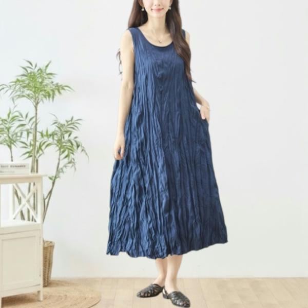 軽やかなワッシャー加工が魅力の、上品なノースリーブマキシワンピース。自然なシワ感が美しいワッシャー素材を使用し、シンプルながらも表情のある一枚に仕上げました。ストンと落ちるAラインシルエットが身体のラインを優しくカバーし、リラックス感のある...