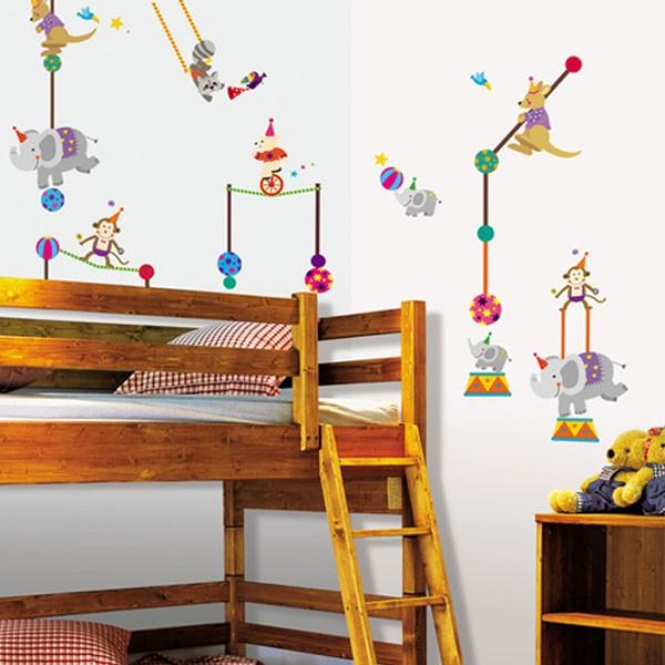 お部屋が一気に明るくなる、サーカスモチーフのウォールステッカーです。ぞう・サル・クマ・リスなどの可愛い動物たちが、バランス遊びや曲芸をする楽しいデザイン♪カラフルでポップな色使いが、子供部屋やキッズスペースにぴったり。貼るだけで、ワクワクす...
