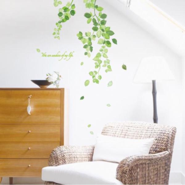 お部屋に自然のやさしさを取り入れる、ボタニカル×英字デザインのウォールステッカー。淡いグリーンの葉とナチュラルな曲線が、空間に軽やかで癒しの雰囲気をプラスします。さりげなく添えられた英字デザインが、おしゃれで洗練された印象に。リビングや寝室...