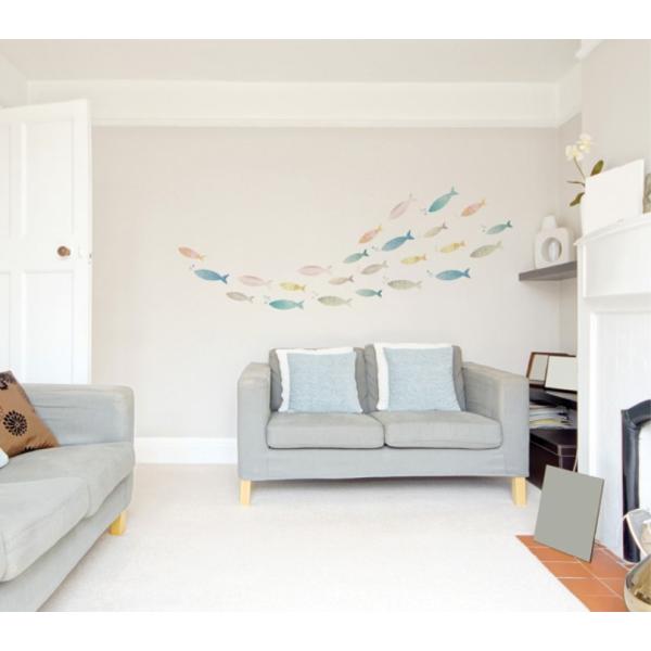 お部屋にやさしい癒しを届ける、北欧テイストのフィッシュデザインウォールステッカー。淡いカラーの魚たちが並び、まるで水の中を泳いでいるようなナチュラルで心地よい空間を演出します。主張しすぎないカラーなので、どんなインテリアにも自然に馴染みます...