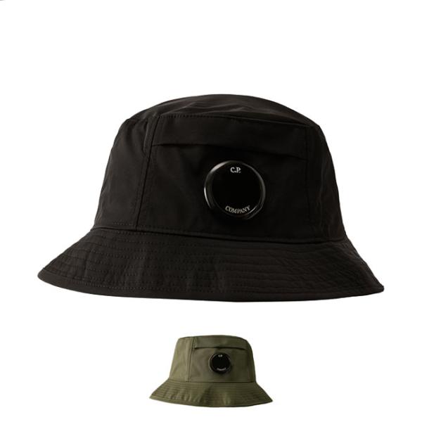 C.P. CompanyChrome-R製のバケットハット。Chrome-Rは、製造工程で発生する廃棄物を原料とし、Global Recycled Standard(GRS)認証を取得した、100%リサイクルされた光沢のあるマルチフィラメン...