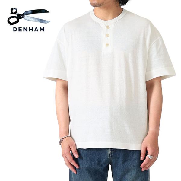 DENHAMオリジナルボタンをあしらったヘンリーネックTシャツ。自然なムラ感を表現したスラブ天竺生地を使用。シンプルなデザインで着回し力も高く、デイリーユースに重宝するアイテム。