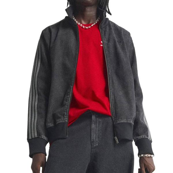 adidas originalsストリートウェアに新たな解釈を加え、日常の装いを格上げするユニークなデニムシリーズ。トレンド感のあるリラックスフィットで、サイドのスリーストライプスがアクセントに。単体での着用はもちろん、同素材のパンツ(別売...