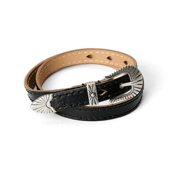 Our Legacyイタリア産の牛革を使用したカウボーイラップアラウンド。ブレスレットまたはチョーカーとして2wayで着用可能。刻印入りのメタルピンバックル留め具、メタルキーパー、刻印入りメタルチップ、ダストバッグカバーがアクセントに。