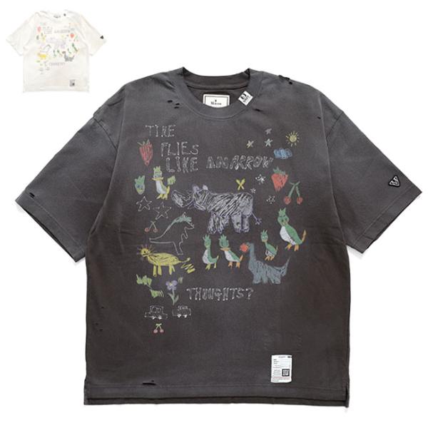 Maison MIHARA YASUHIROディストレスド加工が施されたTシャツ。遊び心の効いた、子供の落書きがプリントされたデザイン。まるで着古されたような風合いを表現。左袖にオリジナルのブランドマークを刺繍。同シリーズのボトムスとセット...