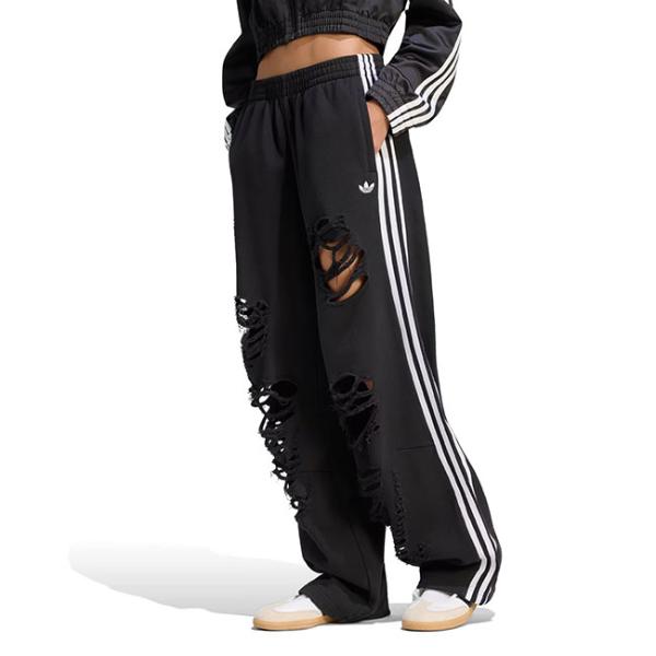 adidas originalsゆったりルーズでリラックス感がありながら、シックでフェミニンなスウェットパンツ。気取らない日のスタイルにぴったりなadidasのスウェットパンツ。ダメージ加工がこなれたムードを演出する、トレンド感のあるスタイ...
